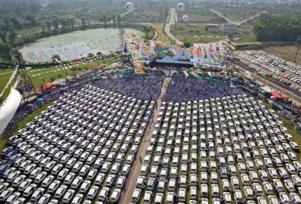 Savji Dholakia: Surat's Richest Man, Gifted Cars To Employees, Sent His ...