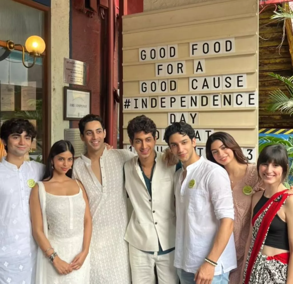 Suhana Khan Serves Food At A Restaurant Along With Her 'Archies' Co ...