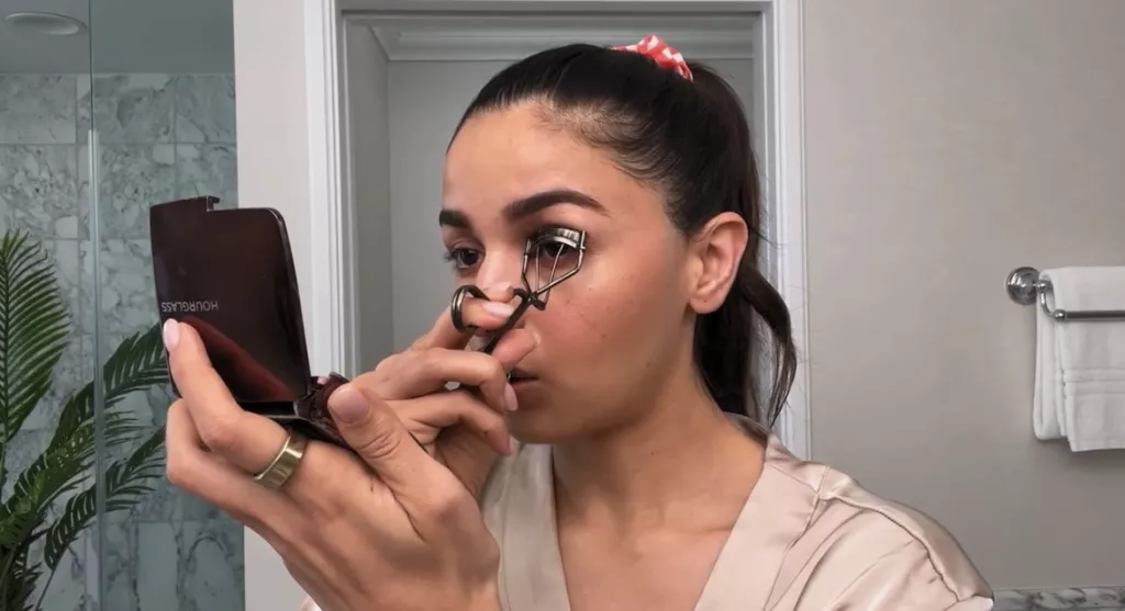 Alia Bhatt Reveals Ranbir Kapoor Asks Her To Wipe Off Lipstick Whenever ...