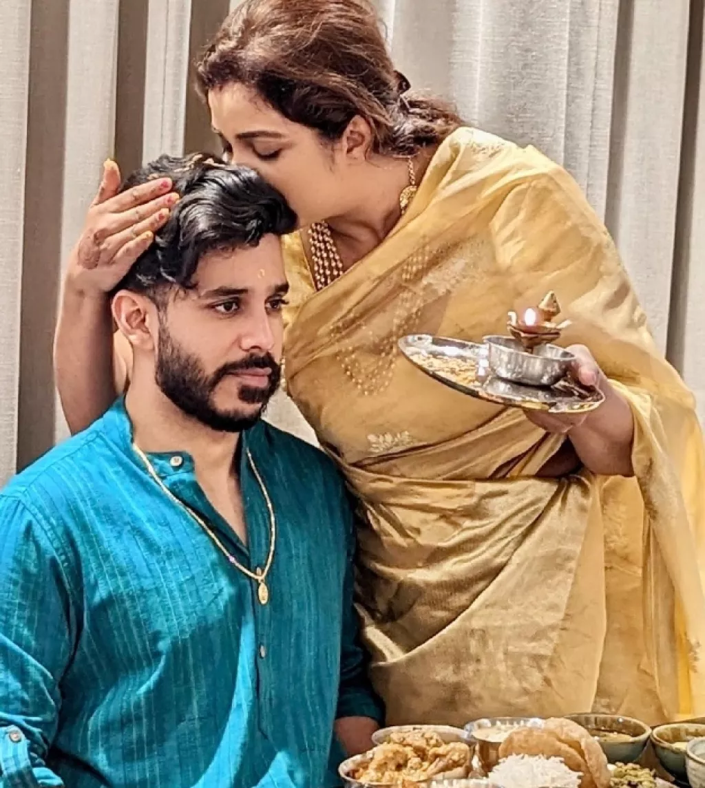 Shreya Ghoshal Shares A Glimpse Of Rakhi Celebrations, Dons A Beautiful ...