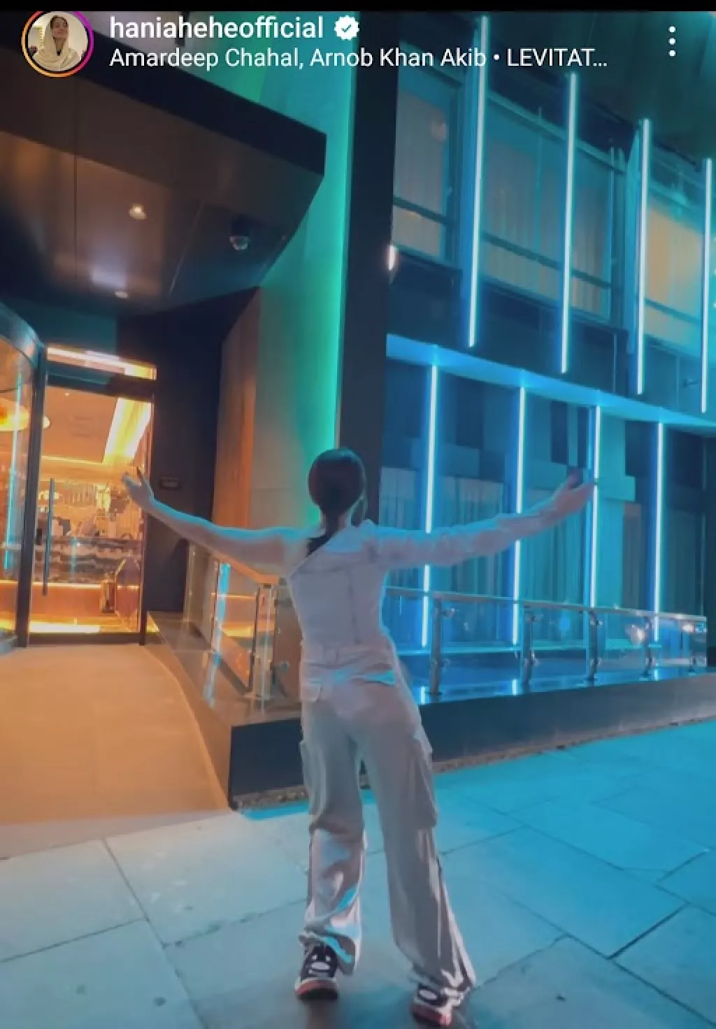 Pakistani Actress, Hania Aamir Enacts The Iconic 'SRK Pose' In London, Video Took Internet By Storm