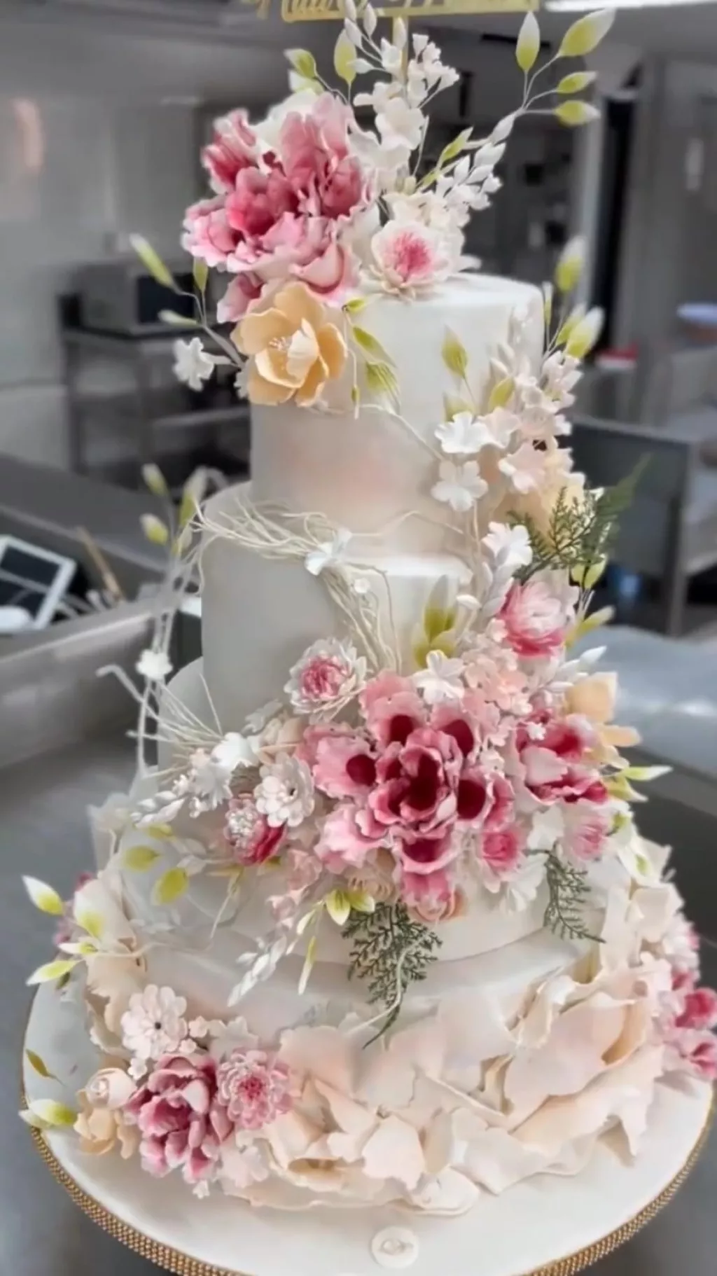 Mukesh Ambani And Nita Ambani Celebrated Their Anniversary With A White ...