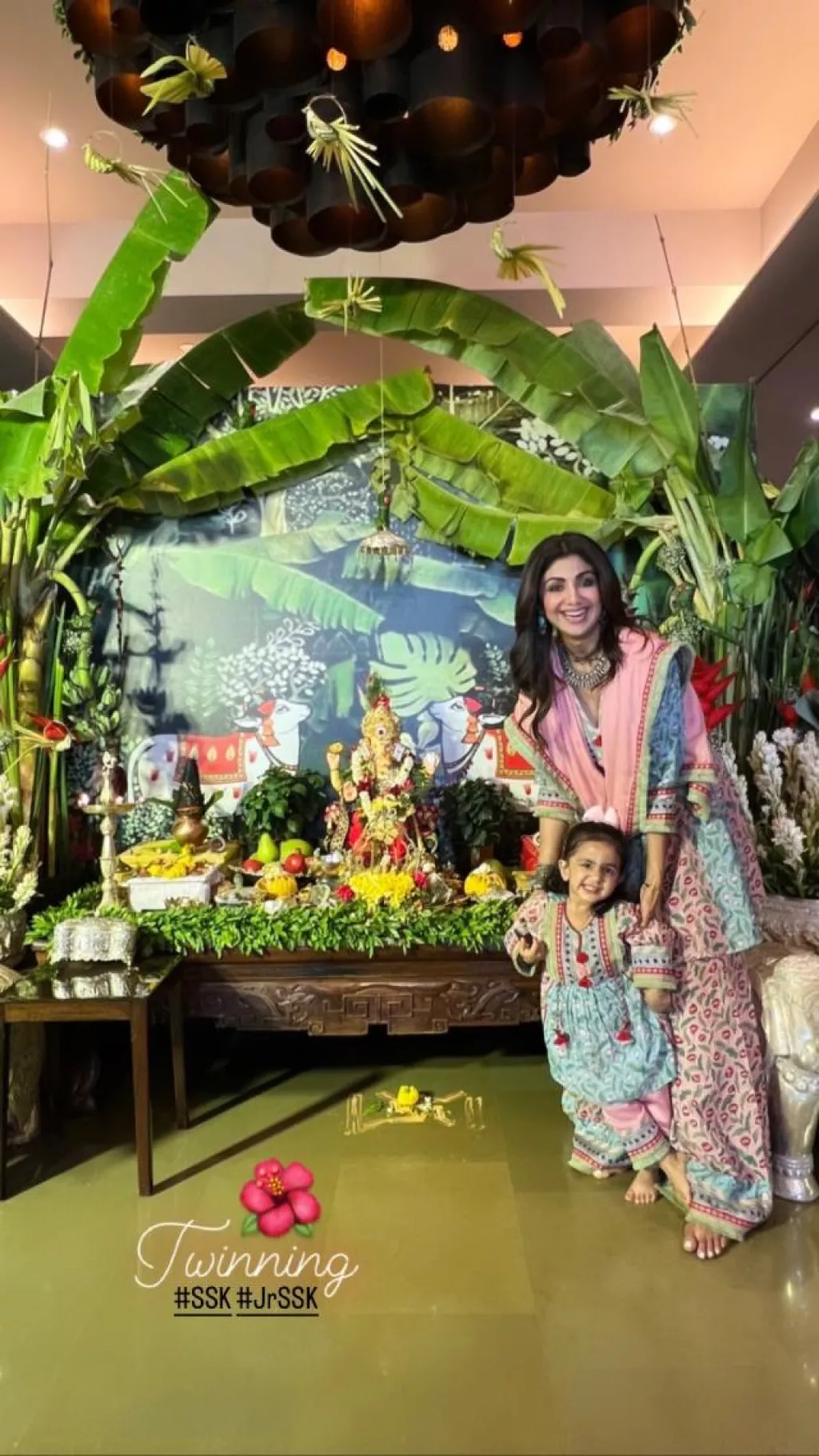 Shilpa Shetty Brings Ganpati Bappa Home With Raj Kundra, She Dazzles In ...