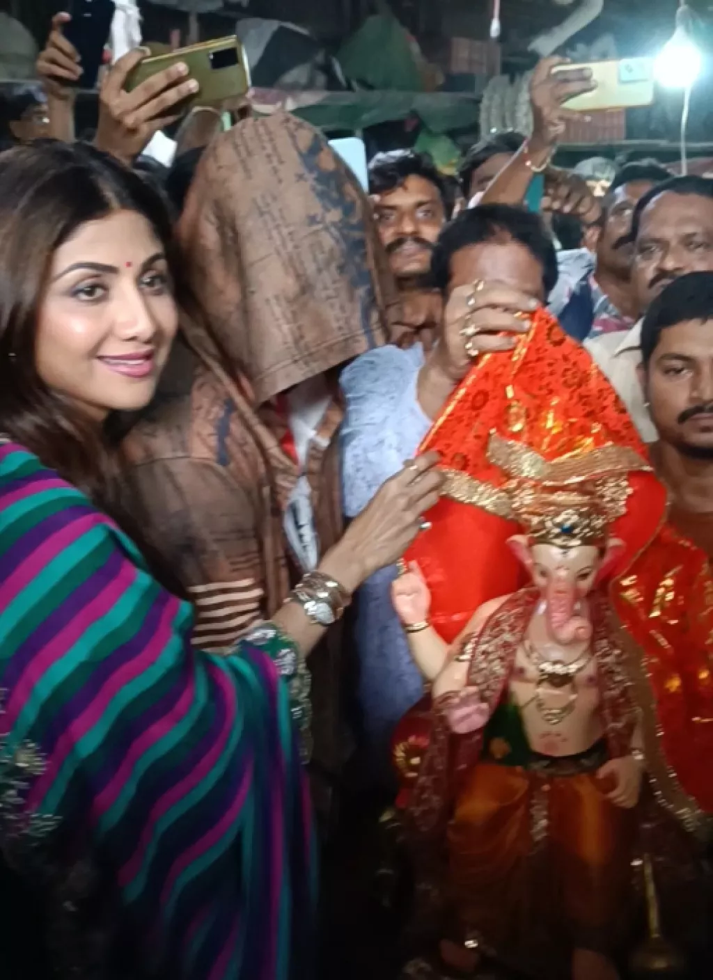 Shilpa Shetty Brings Ganpati Bappa Home With Raj Kundra, She Dazzles In ...