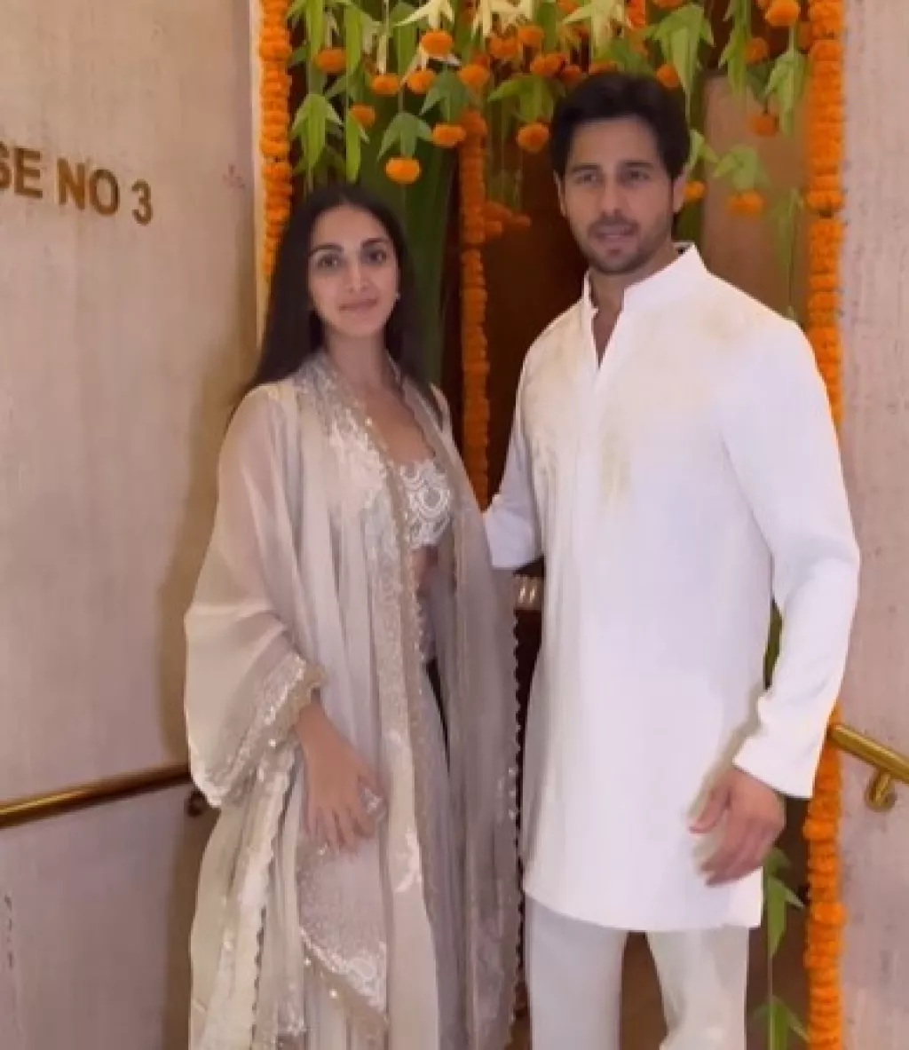 Kiara Advani-Sidharth Shed Royalty In Traditional Attires For Ganesh Puja At Manish Malhotra's Home