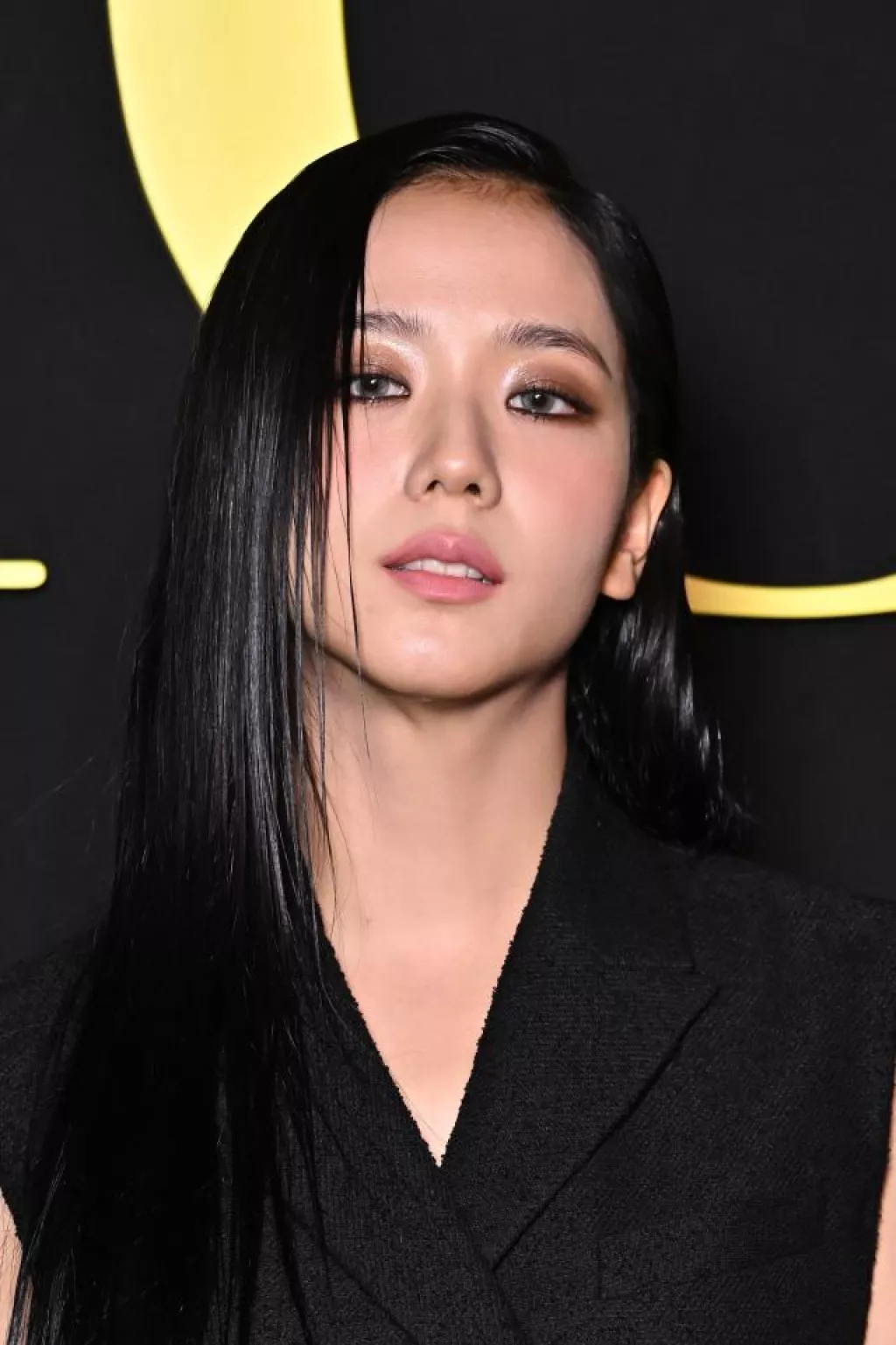 Blackpink's Jisoo Channels Her Inner Grunge In All-Black-Ensemble At ...