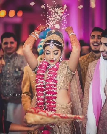 The Reason Behind An Indian Bride Throwing Rice During Her 'Vidaai' Is ...