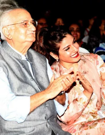 Teary-Eyed, Raveena Tandon Performs Last Rites Of Her Father, Ravi ...