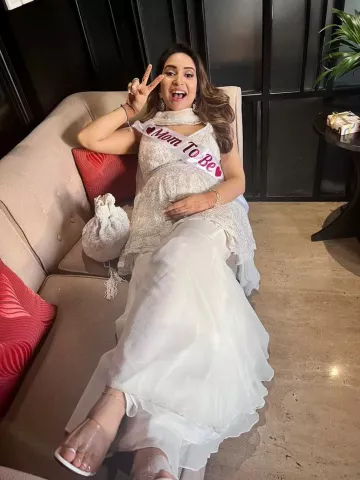 Mommy-To-Be, Vinny Arora Dances Her Heart Out With GF Who Was Playing ...