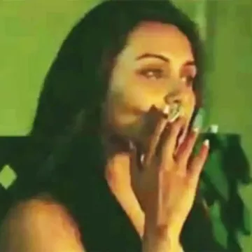 Bollywood Actresses Who Were Spotted Smoking In Public, Sushmita Sen To ...