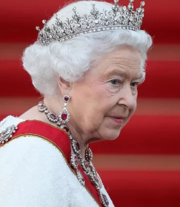 When Queen Elizabeth II Received 300-Diamond-Studded Necklace From ...