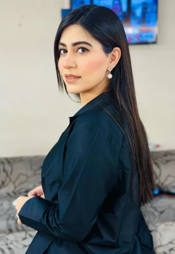 12 Stunning Pakistani Female News Anchors, Who Added Glamour To ...