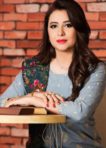 12 Stunning Pakistani Female News Anchors, Who Added Glamour To ...