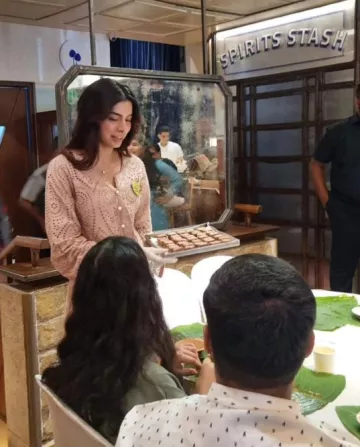 Suhana Khan Serves Food At A Restaurant Along With Her 'Archies' Co ...