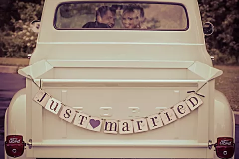 5 Trendy Ideas To Decorate Your Wedding Car
