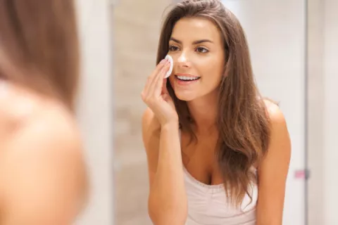 5 Easy Steps To Do Your Facial Clean-Up At Home