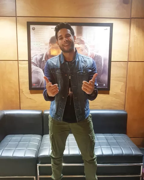 Siddhant Chaturvedi Aka MC Sher Of 'Gully Boy' Is Not Single, Details ...