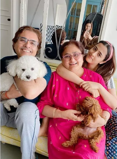 Kriti Sanon Wishes Her Mother, Geeta Sanon On Her Birthday With Amazing ...