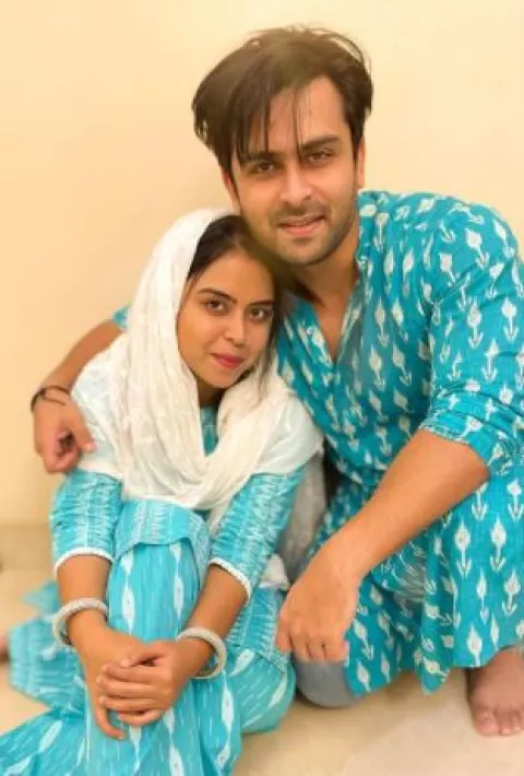 Shoaib Ibrahim Twins With His Sister, Saba Ibrahim In Blue And White ...