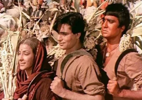 Sunil Dutt Life: From A Radio Jockey To A Famed Actor And The Man Who ...