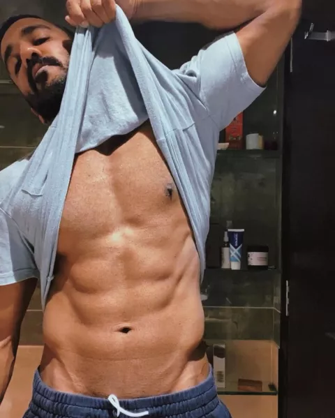 Anita Hassanandani's Baby Boy, Aarav Flaunts His Abs Like His Daddy ...