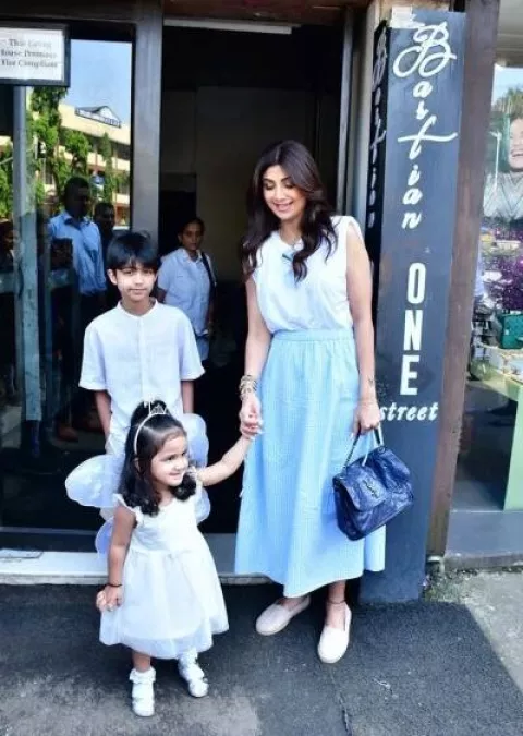 Raj Kundra Twins With Daughter, Samisha, Holds Her In His Arms In A ...