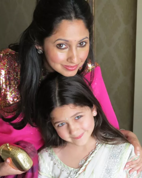 Dimple Kapadia Twins In Red Ensembles With Granddaughter, Naomika At ...