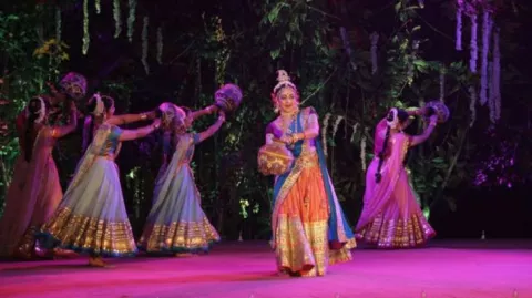 Hema Malini Grabs Eyeballs With Her Stunning 'Radha Ras Bhari' Dance On ...