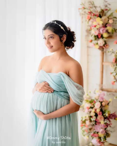 Pranitha Subhash Shares Cutesy Pictures From Maternity Shoot, Flaunts ...