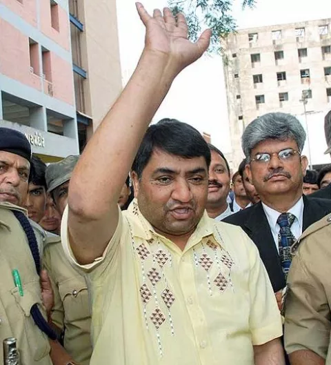 When Stamp Paper Scam Convict, Abdul Karim Telgi Showered Rs 90 Lakhs ...