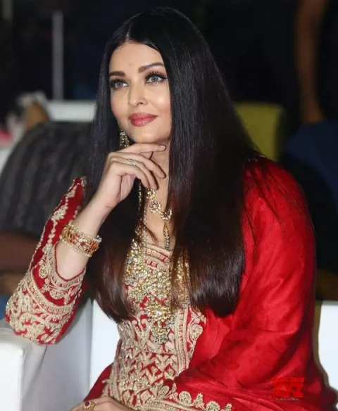 Aishwarya Rai Bachchan Exudes Royal Vibes In A Red-Coloured 'Kurta' Set ...