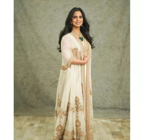 Isha Ambani Slays In A Black Outfit At Jio World Plaza Opening, Poses ...