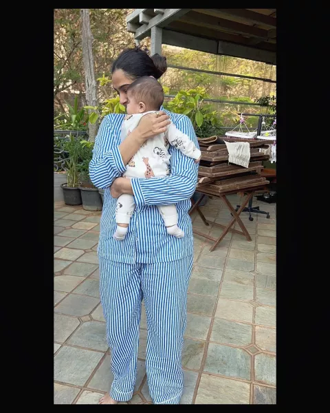 Sonam Kapoor Aces Mom Duties As She Held Son, Vayu, Flaunts No Makeup ...