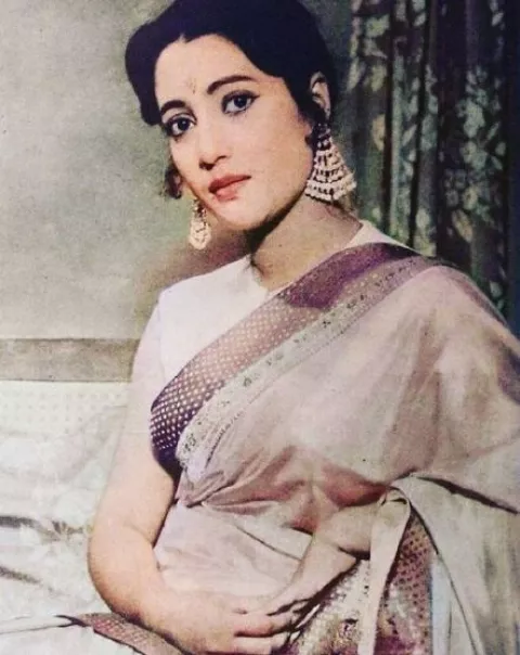 Suchitra Sen Denied Working With Raj Kapoor, After He Sat Near Her Foot ...