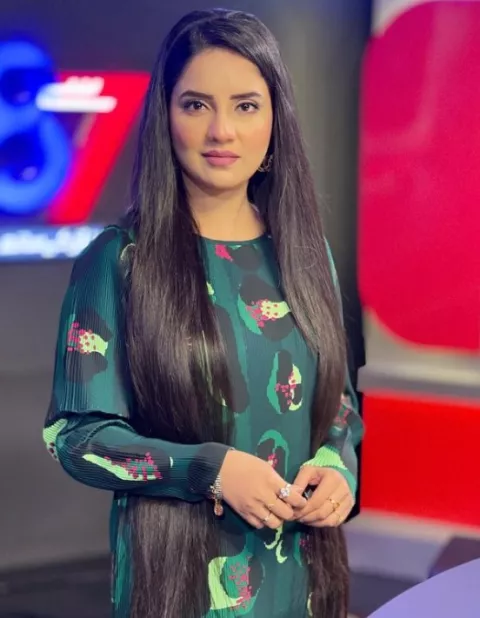 12 Stunning Pakistani Female News Anchors, Who Added Glamour To ...