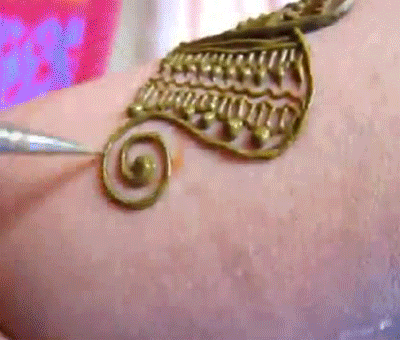 Top 4 Things You Must Keep In Mind While Selecting Your Mehendi Artist