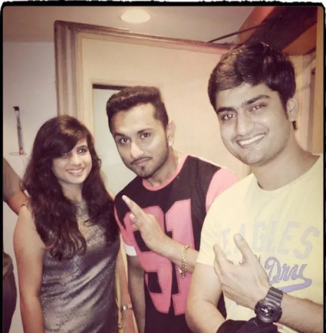 'Bulleya' Fame Singer Amit Mishra Is Going Steady With This Beautiful Girl