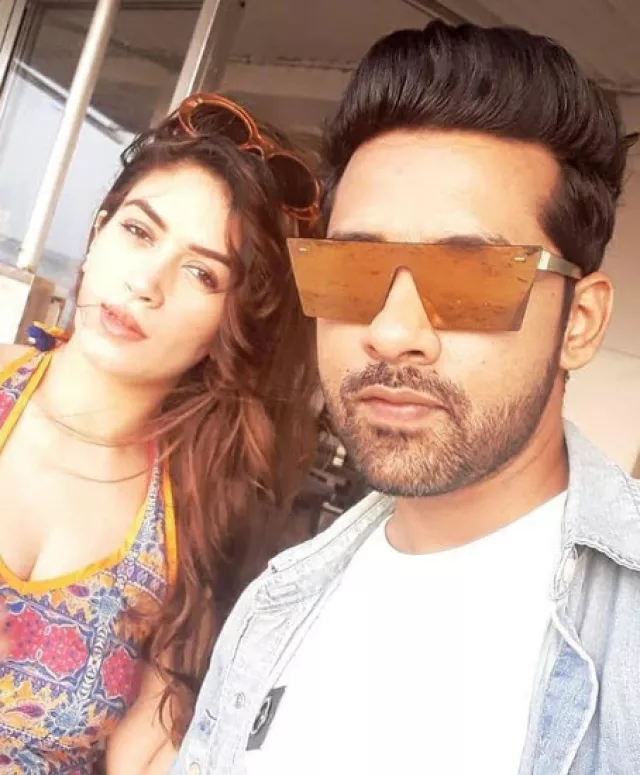 Bigg Boss 11 Fame Bandgi Kalra Reveals Her Wedding Plans With Puneesh ...