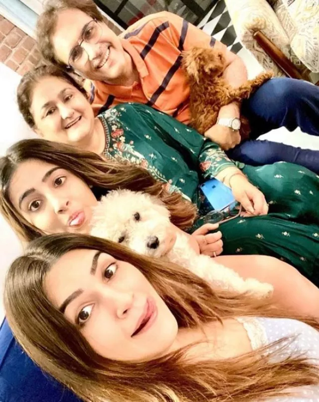 Kriti Sanon Wishes Her Mother, Geeta Sanon On Her Birthday With Amazing ...