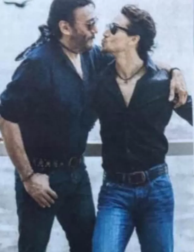 When Jackie Shroff Received An Award On Stage Holding His Sleeping Son ...