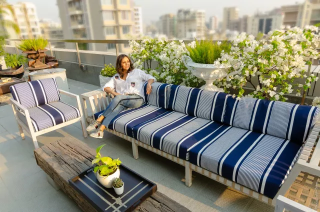 Inside Tour Of Shah Rukh Khan's Red Chillies Entertainment Office In ...