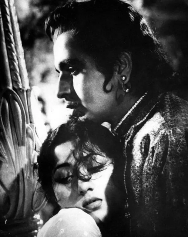 Madhubala Married Kishore Kumar Out Of Spite And Anger For Dilip Kumar ...