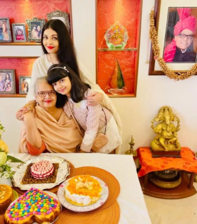 Aishwarya Rai Bachchan's Rare Picture With Her Mother, Brindya Rai From ...