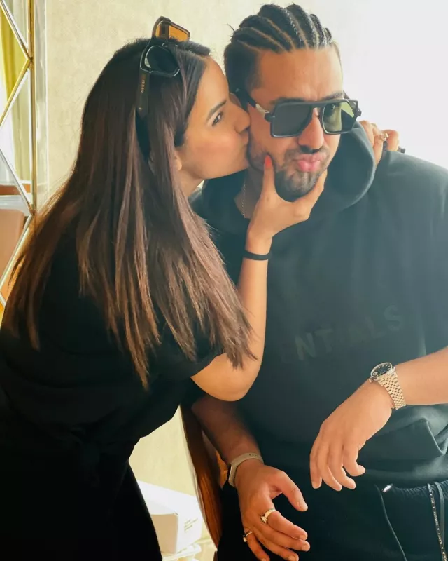 Aly Goni Gives A Savage Reply To The Paparazzi Who Asked If The Red ...