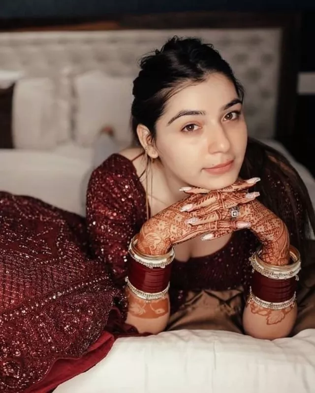 Kashmiri Bride Wore A Deep Red 'Lehenga' With Traditional 'Atheru ...
