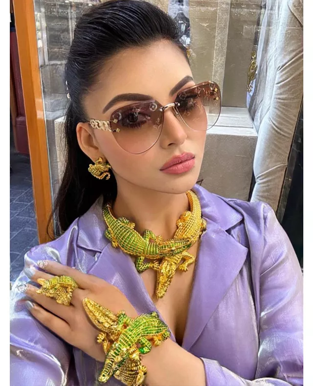 Urvashi Rautela Flaunts Crocodile Necklace, Bracelet And Earrings As ...