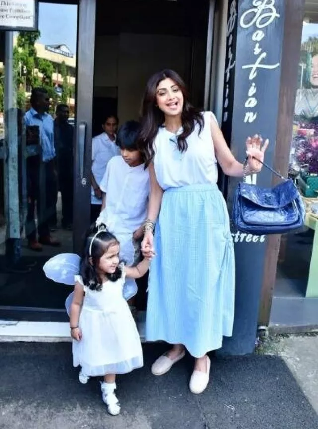 Raj Kundra Twins With Daughter, Samisha, Holds Her In His Arms In A ...