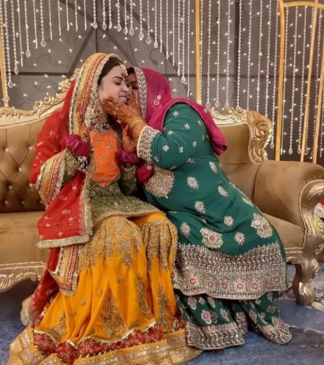 Shoaib Ibrahim Holds The 'Phoolon Ki Chadar' For Sister, Saba Who Dons ...