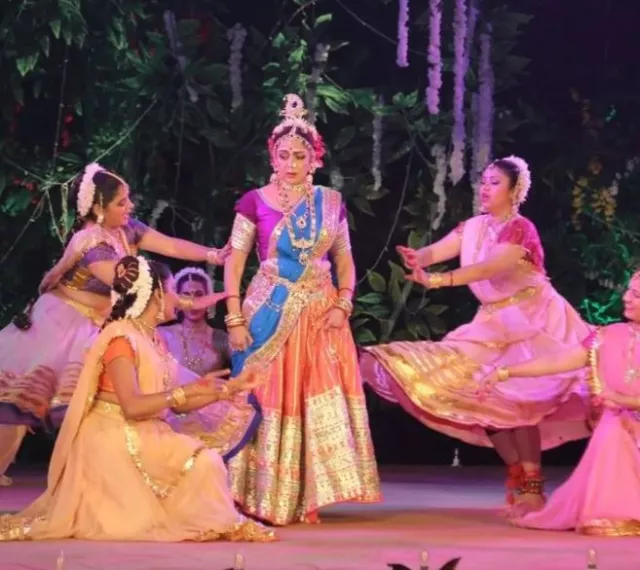Hema Malini Grabs Eyeballs With Her Stunning 'Radha Ras Bhari' Dance On ...