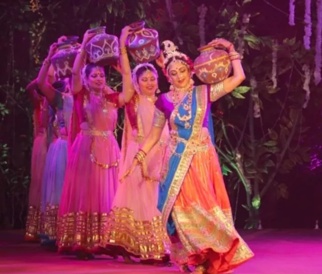Hema Malini Grabs Eyeballs With Her Stunning 'Radha Ras Bhari' Dance On ...